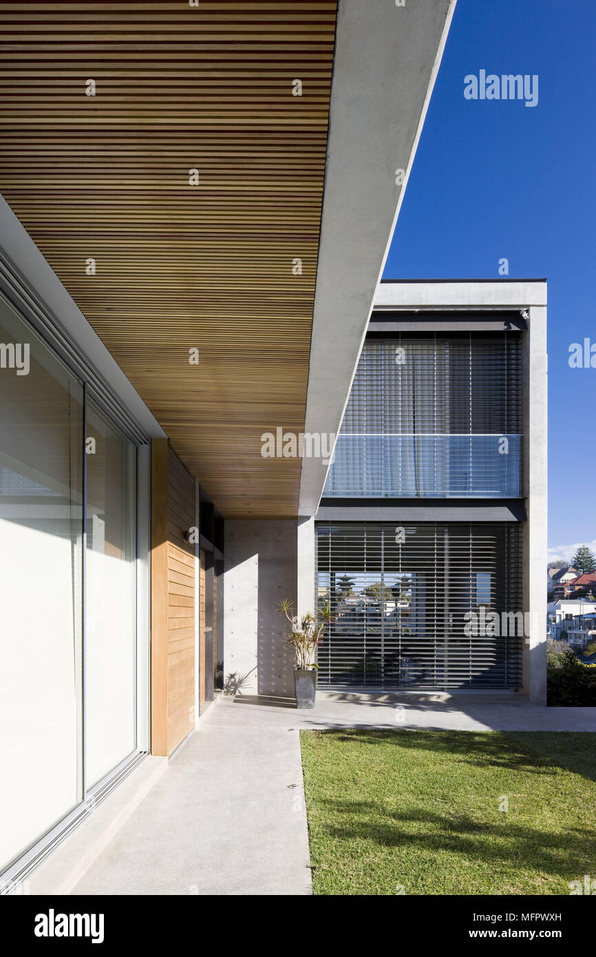 Exterior of modern house Stock Photo - Alamy
