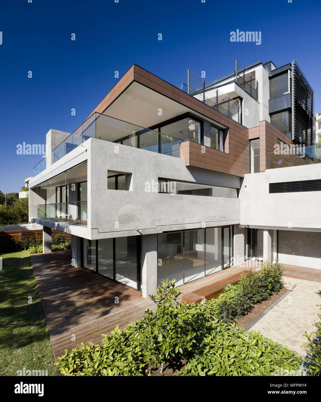 Exterior of modern house and garden Stock Photo - Alamy