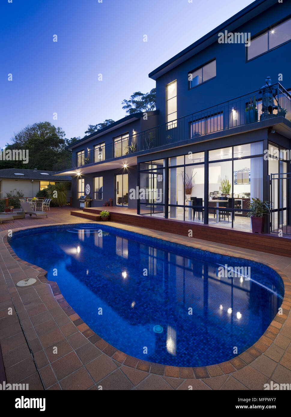Exterior of modern house and swimming pool Stock Photo - Alamy