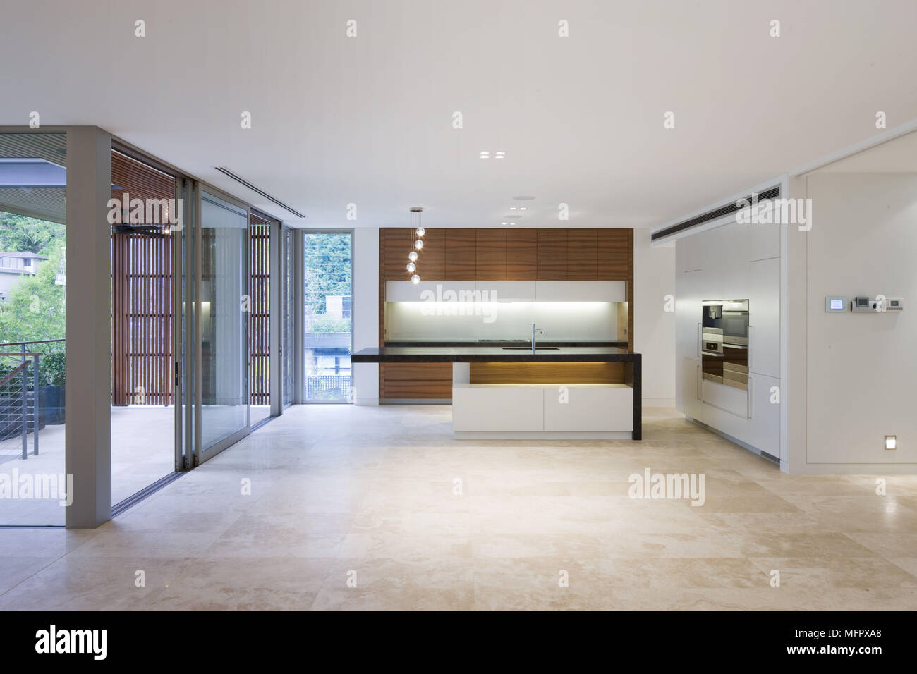 Spacious open plan modern kitchen Stock Photo - Alamy