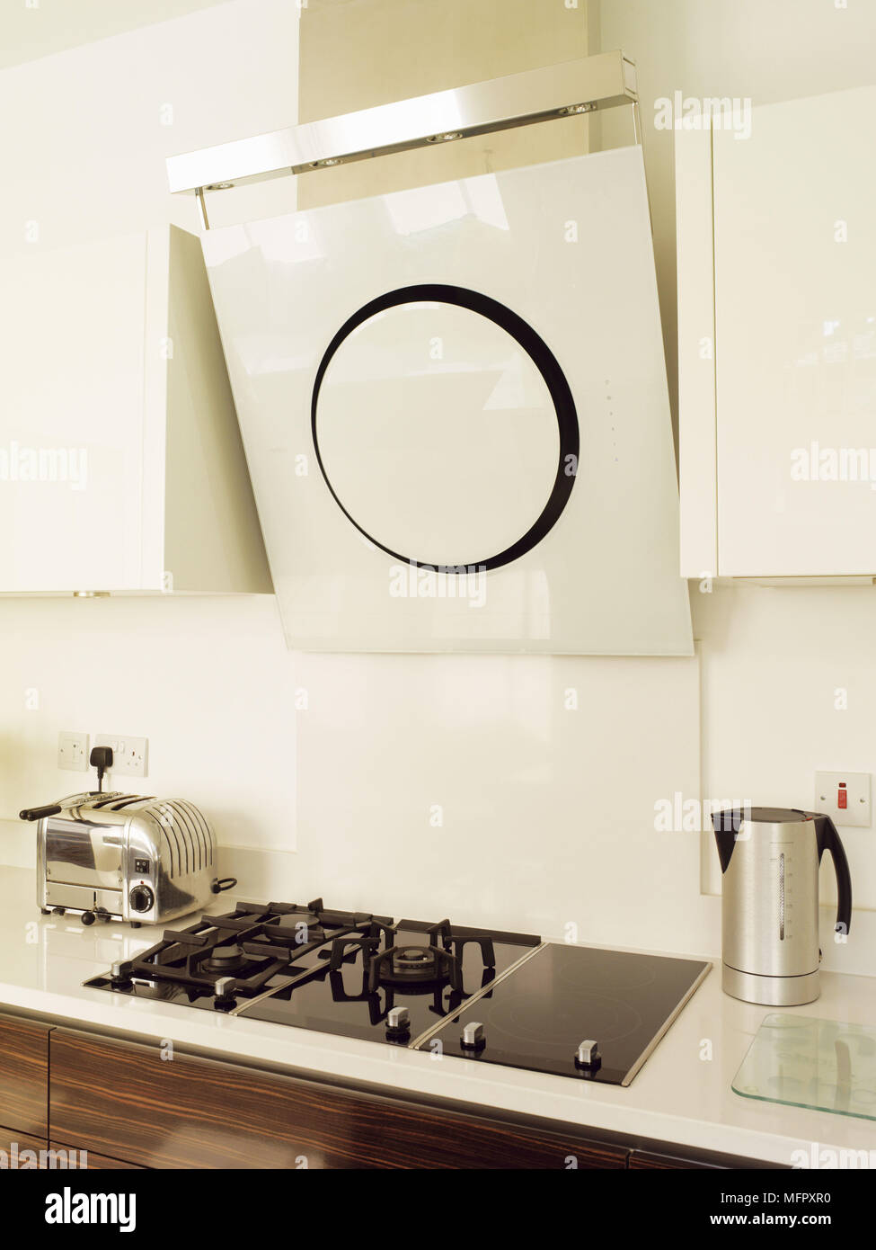 Hob set in contemporary kitchen unit Stock Photo - Alamy