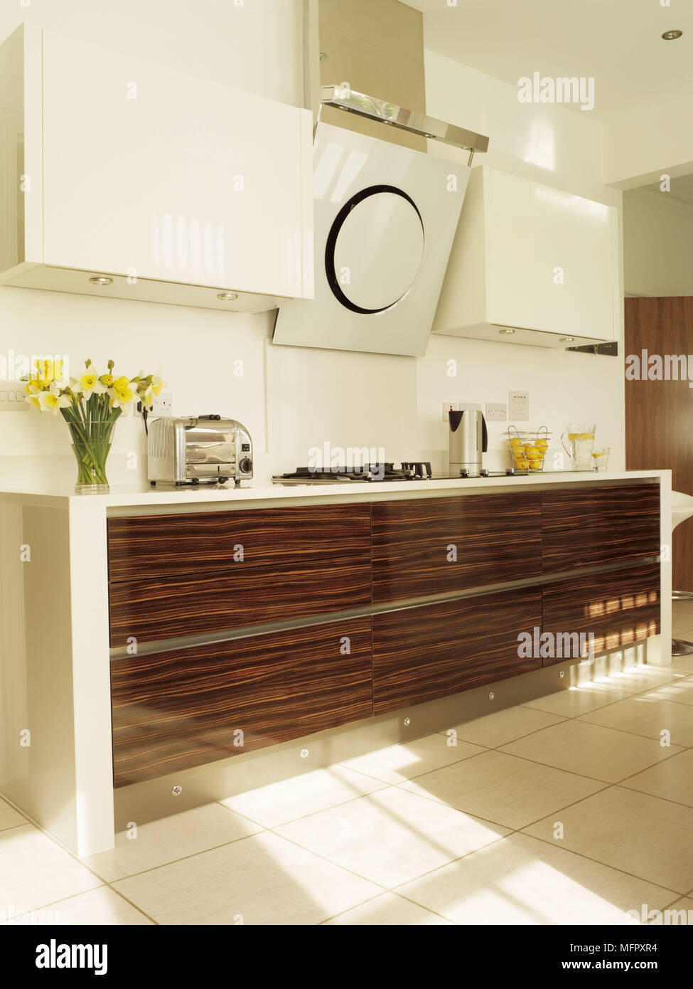 Hob set in contemporary kitchen unit Stock Photo - Alamy