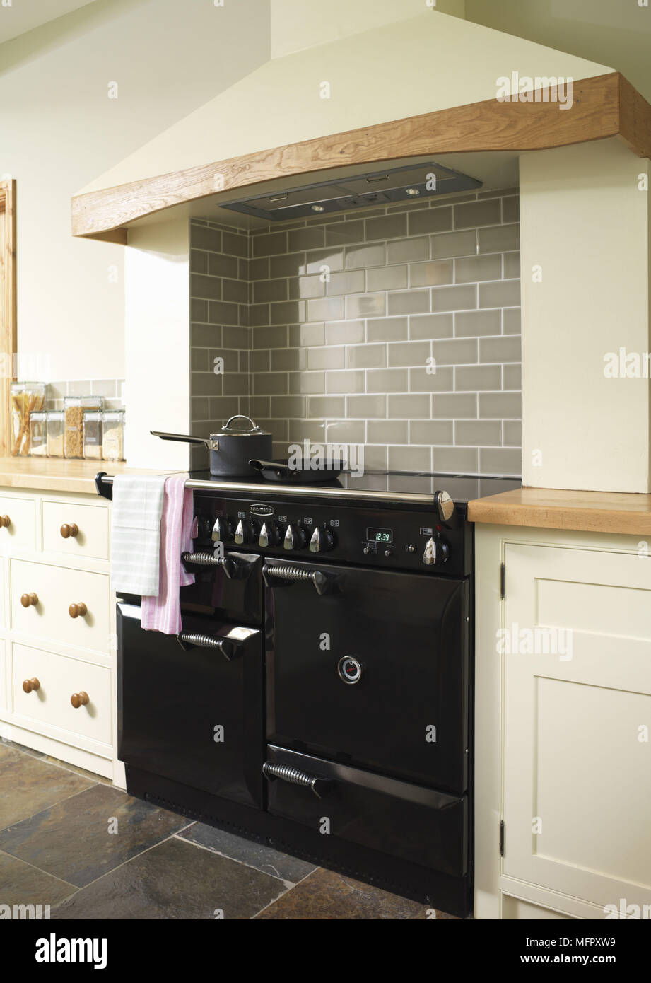 Range oven in kitchen with fitted units Stock Photo - Alamy
