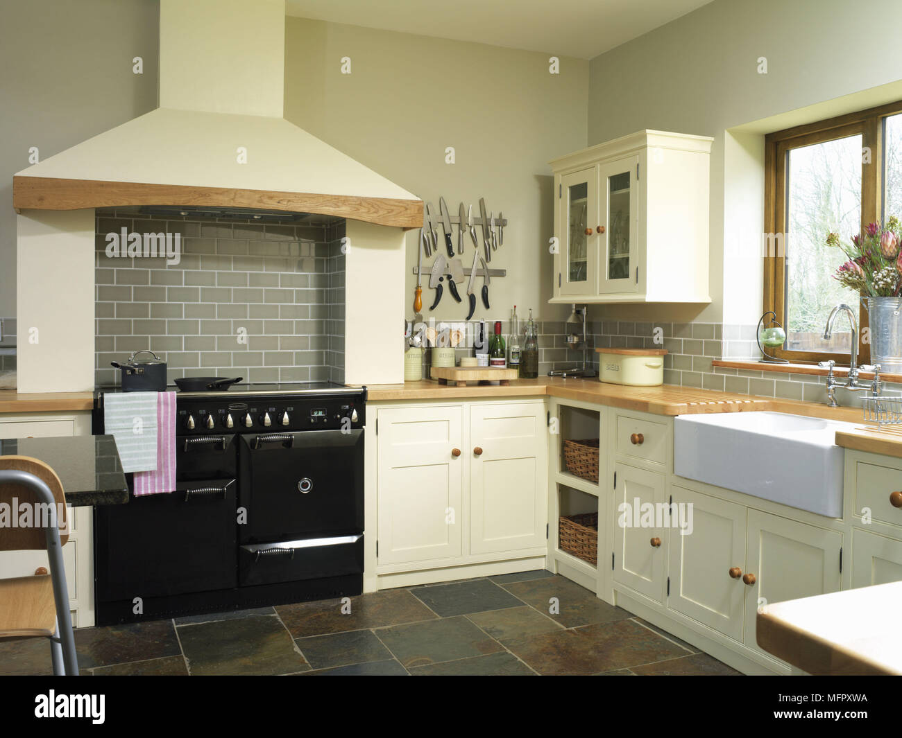 Range oven in kitchen with fitted units Stock Photo - Alamy