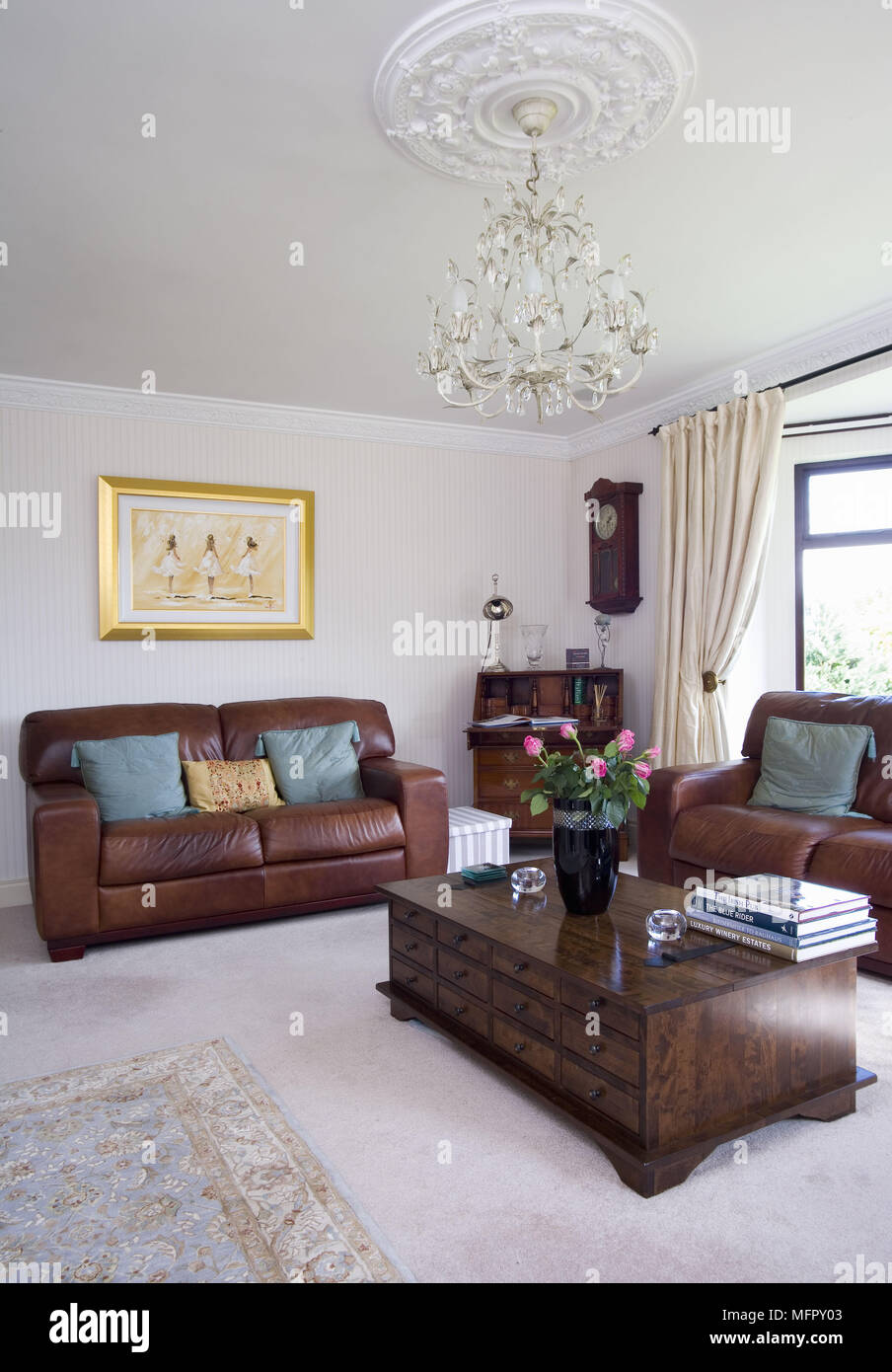 Leather seating in traditional style sitting room Stock Photo - Alamy