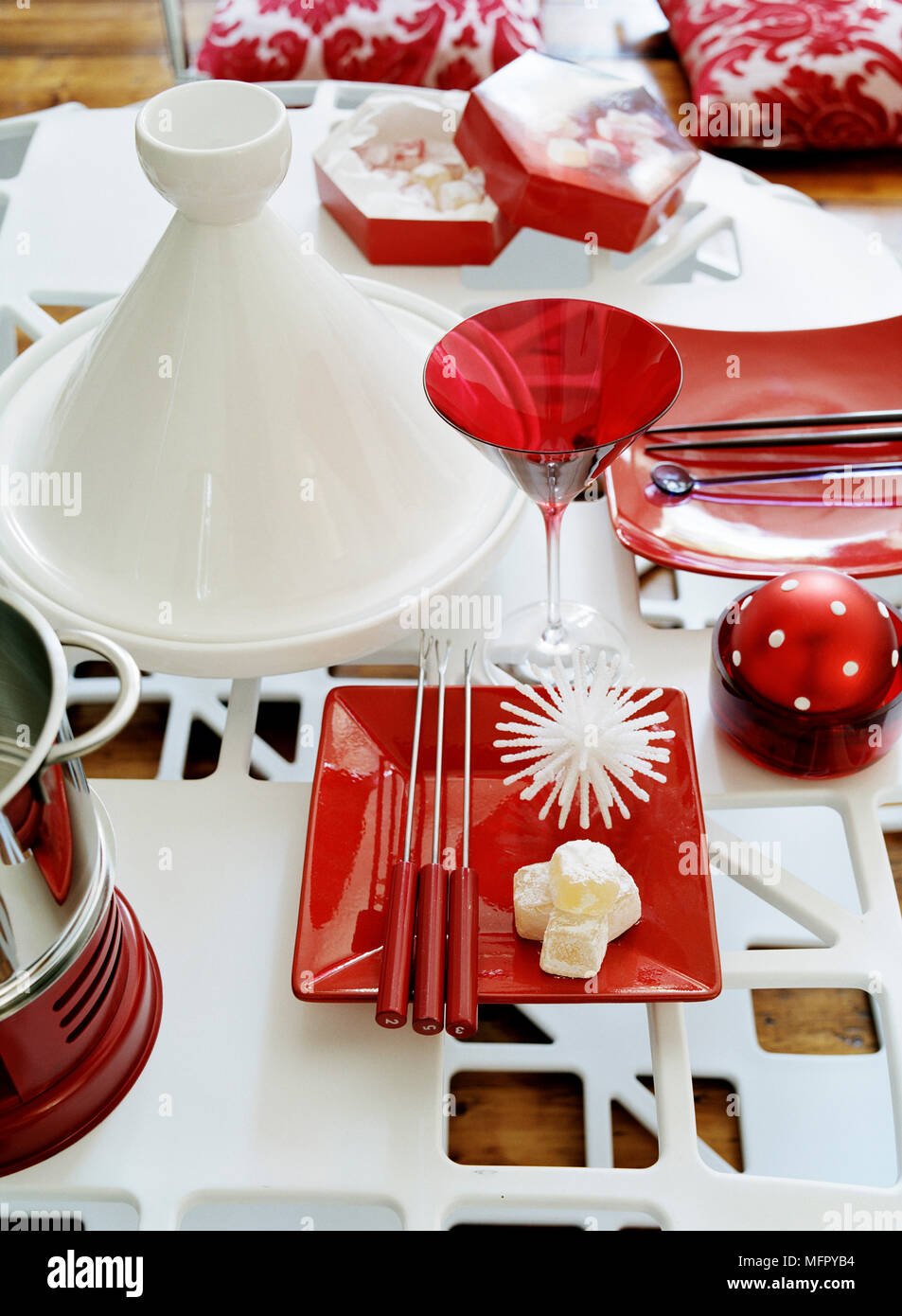 Contemporary place setting Stock Photo - Alamy