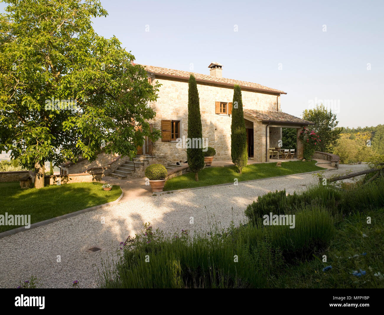 Exterior of Italian villa and driveway Stock Photo - Alamy
