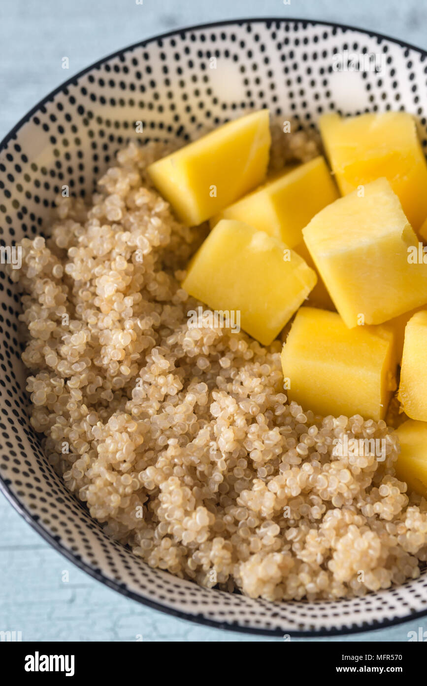 Mango slices bowl table hi-res stock photography and images - Alamy