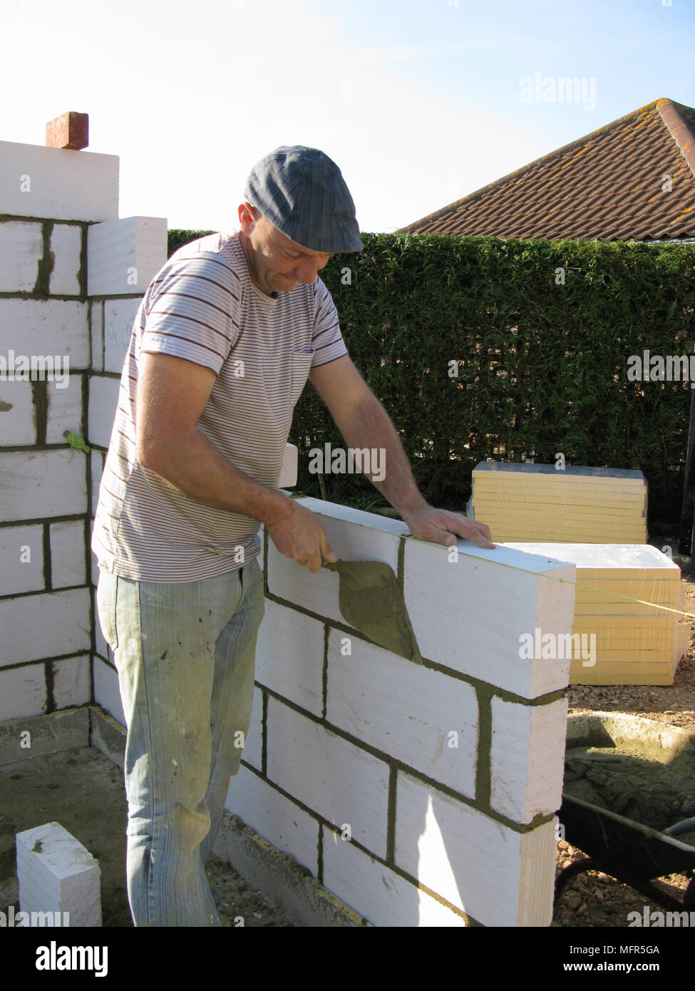 Builder construction cementing wall thermalite hi-res stock photography ...