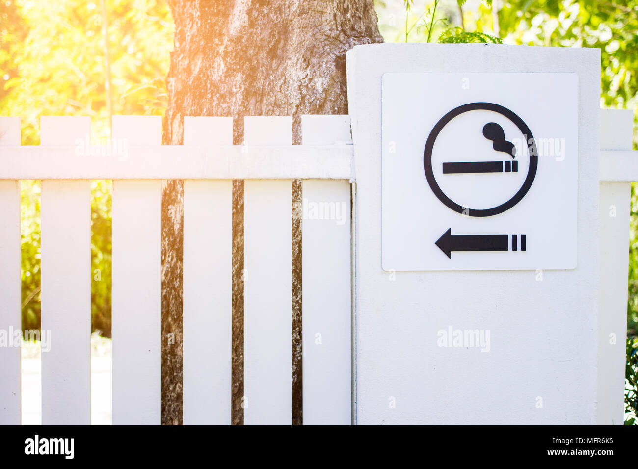 Smoking area sign hi-res stock photography and images - Alamy