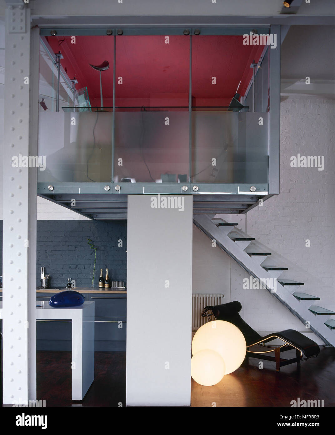 Modern, split-level open plan apartment with a view of the kitchen ...