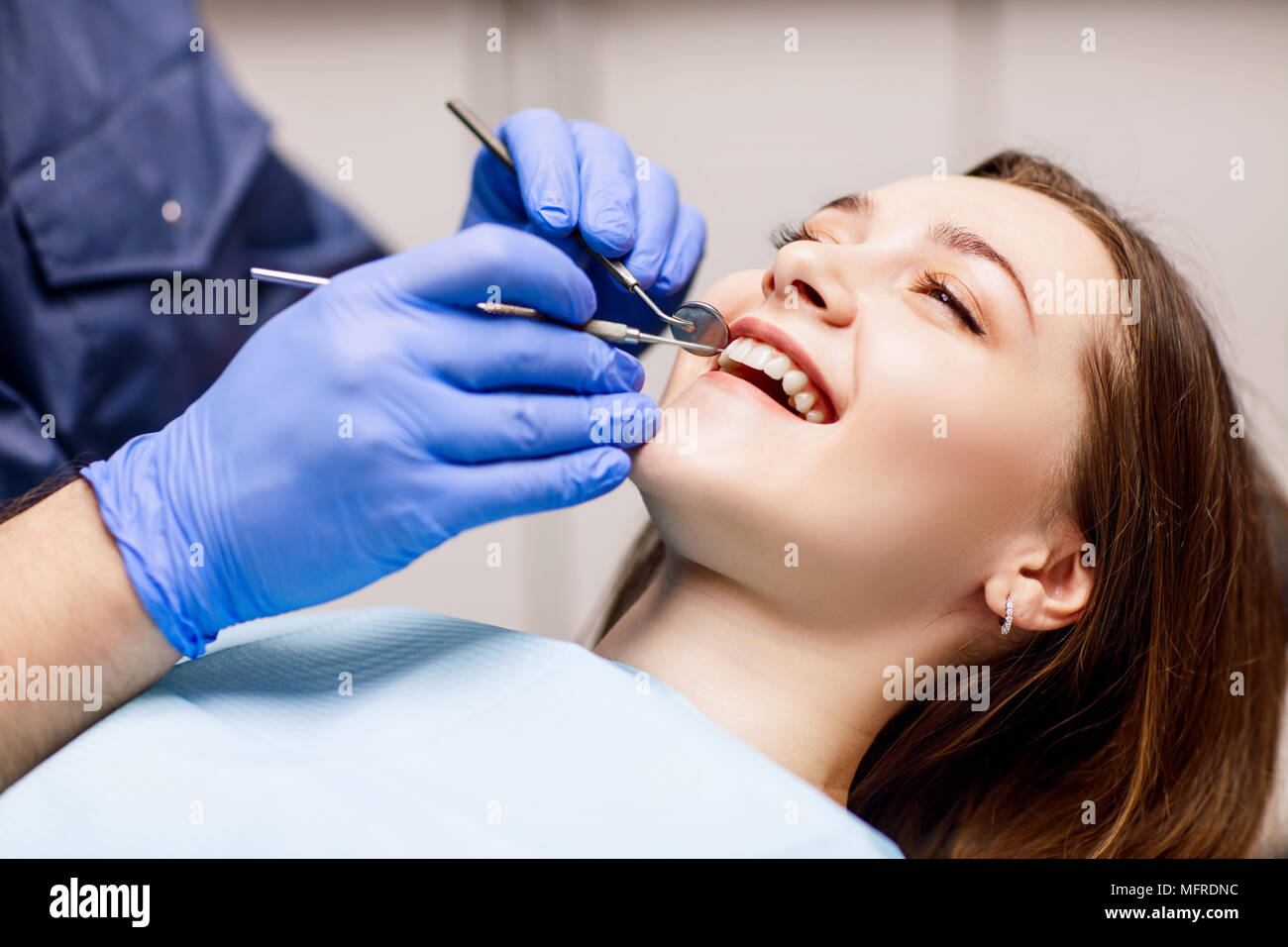 Doctor check up girl hi-res stock photography and images - Alamy