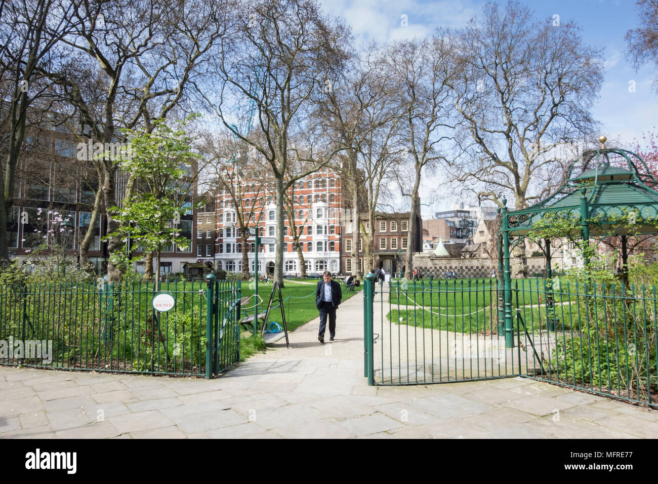 People relaxing on a summer's day in Charterhouse Square, London, EC1 ...