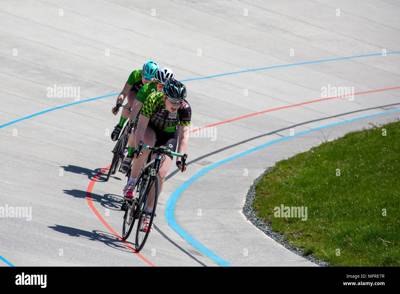 Women female cyclists racing hi-res stock photography and images - Alamy