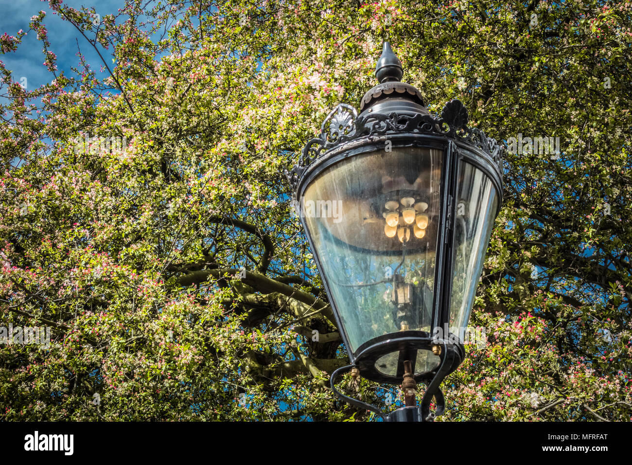 London gas lamp hi-res stock photography and images - Alamy