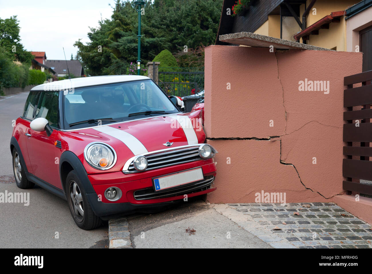Front end impact hi-res stock photography and images - Alamy