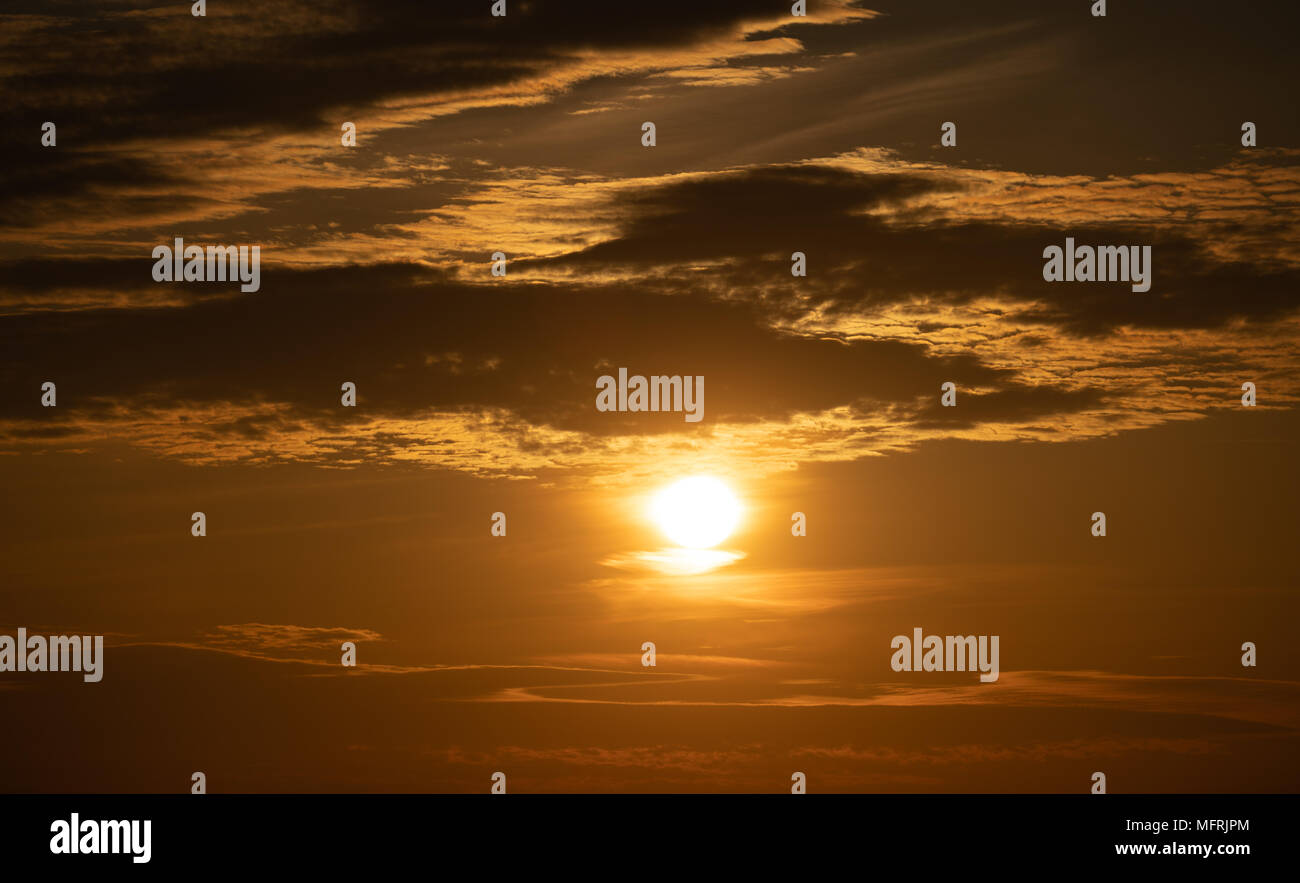 Big sky sunset hi-res stock photography and images - Alamy