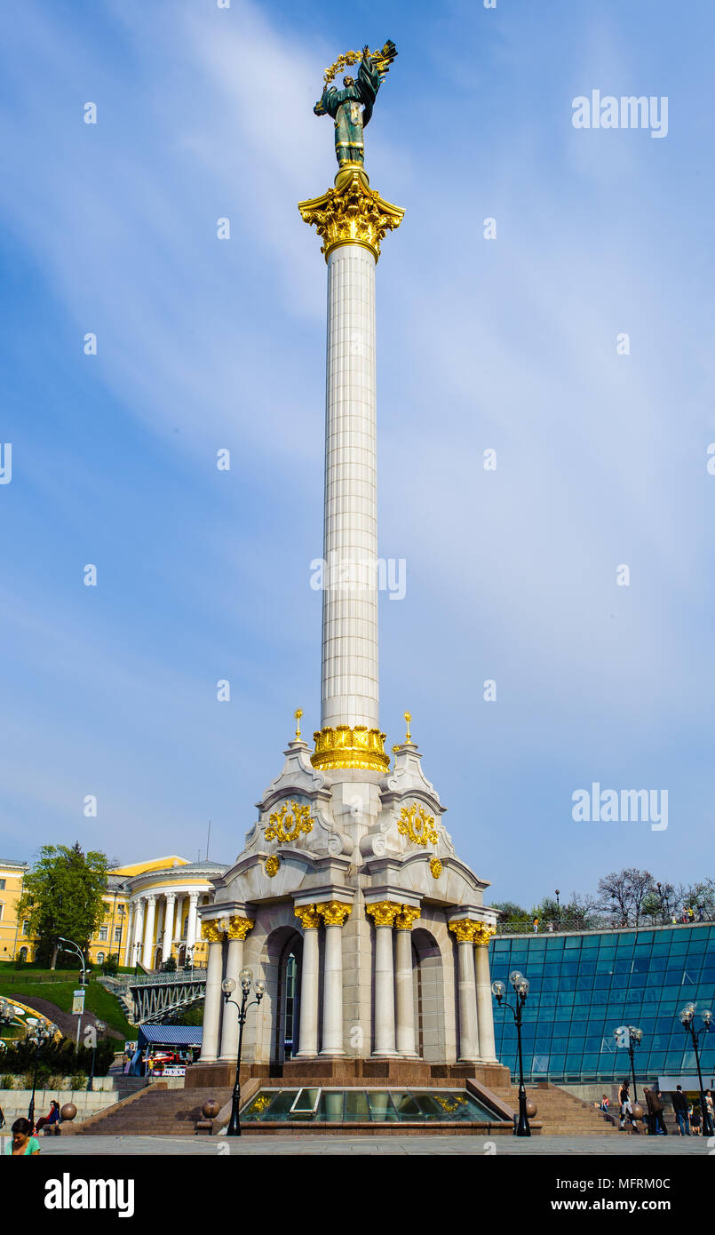 Monument to Berehynia on Kiev's Maidan Nezalezhnosti Stock Photo - Alamy