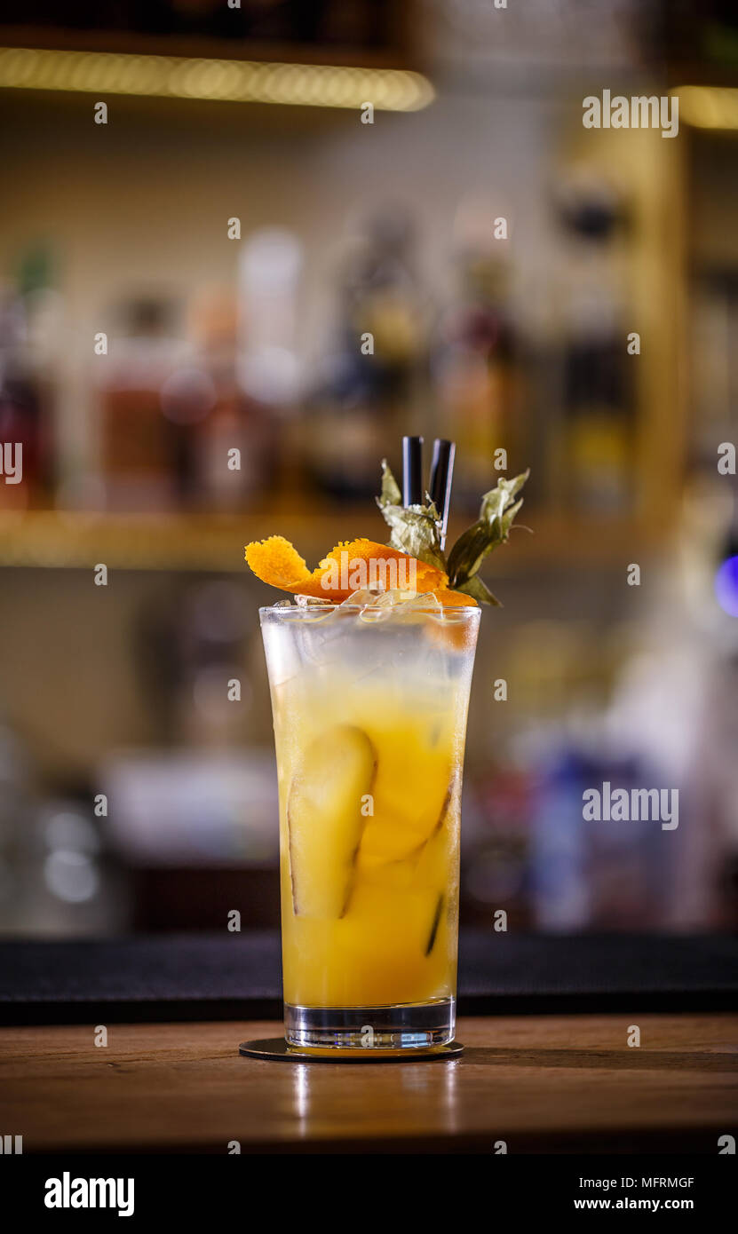 Straw alcoholic beverage drink hi-res stock photography and images - Alamy