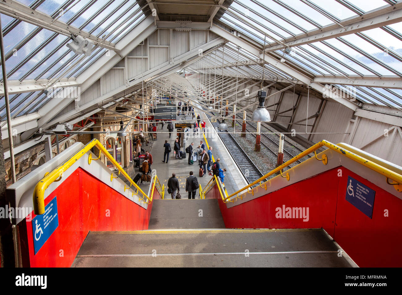 Crewe Railway Station Uk Stock Photos & Crewe Railway Station Uk Stock ...