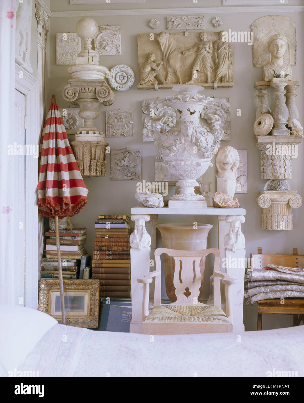 Alabaster statues hi-res stock photography and images - Alamy