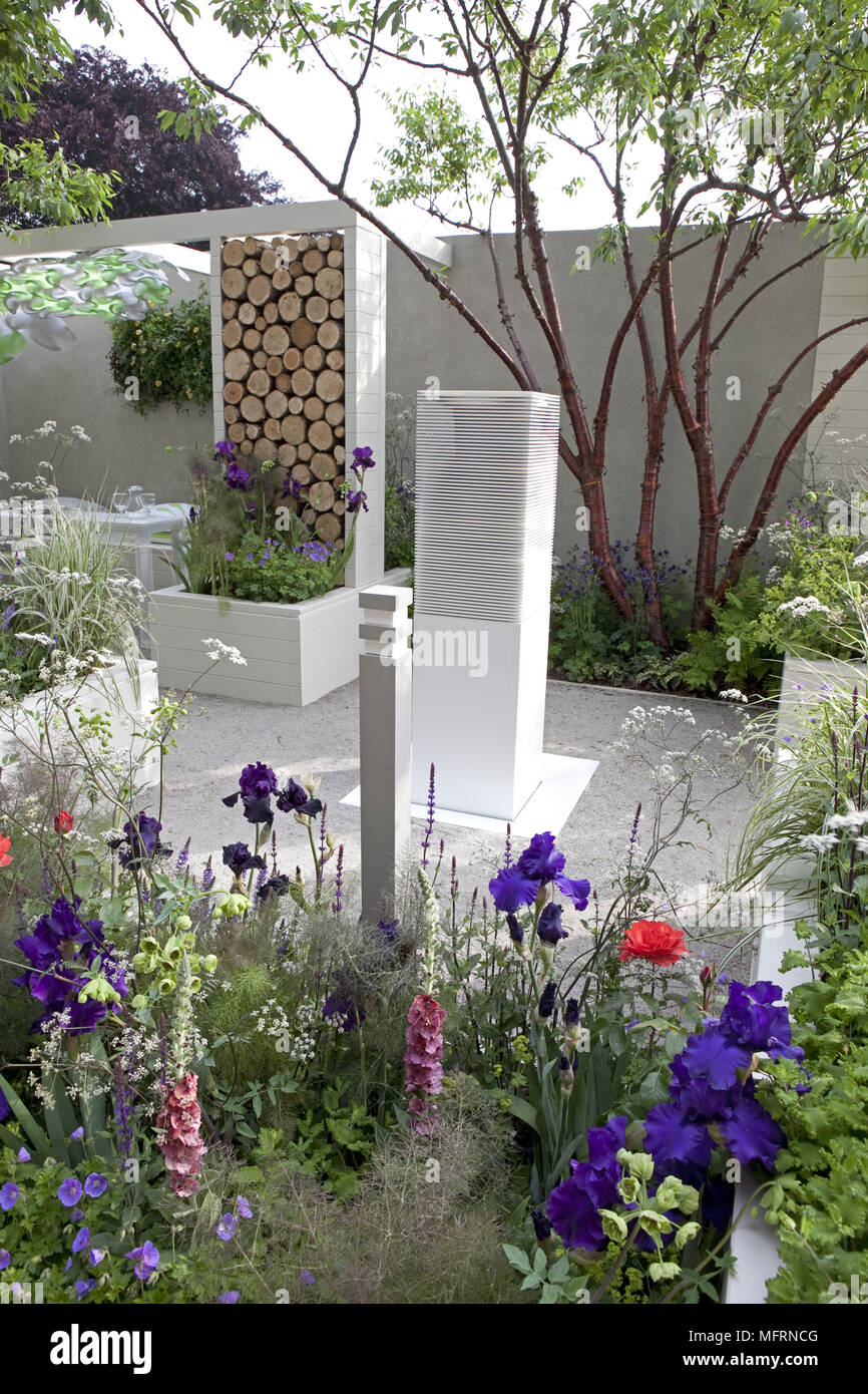 Modern garden at the Chelsea Flower show Stock Photo - Alamy
