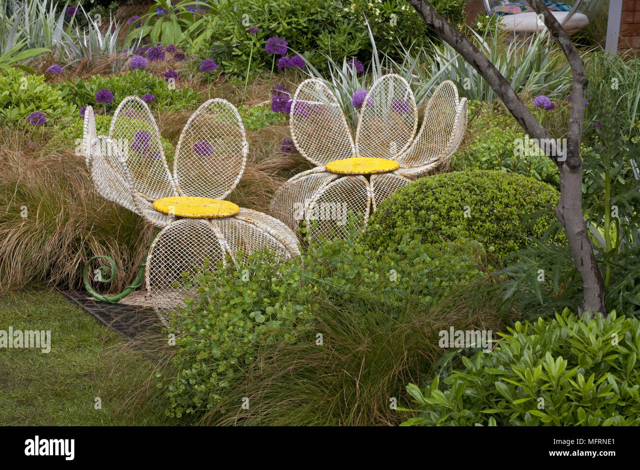Modern seating in garden at the CHELSEA FLOWER SHOW Stock Photo - Alamy