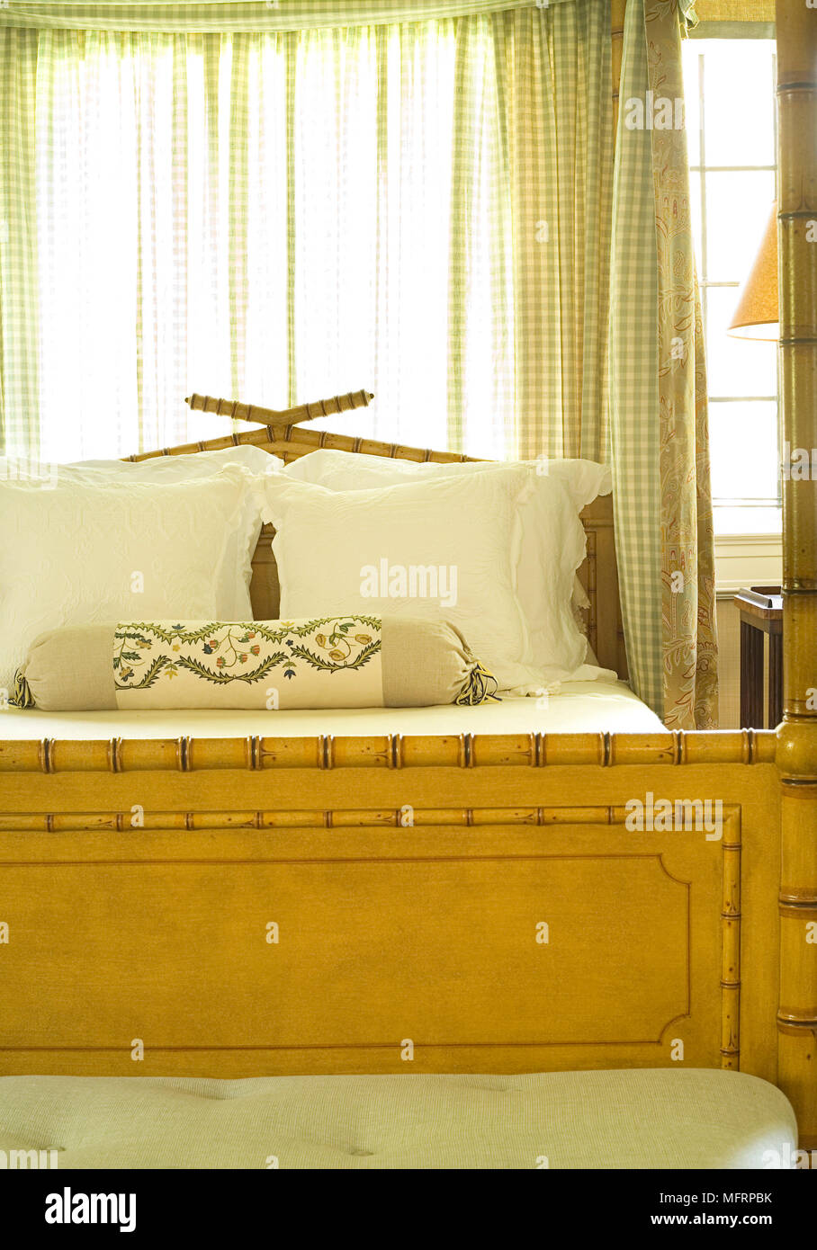 Wooden four poster bed hi-res stock photography and images - Alamy