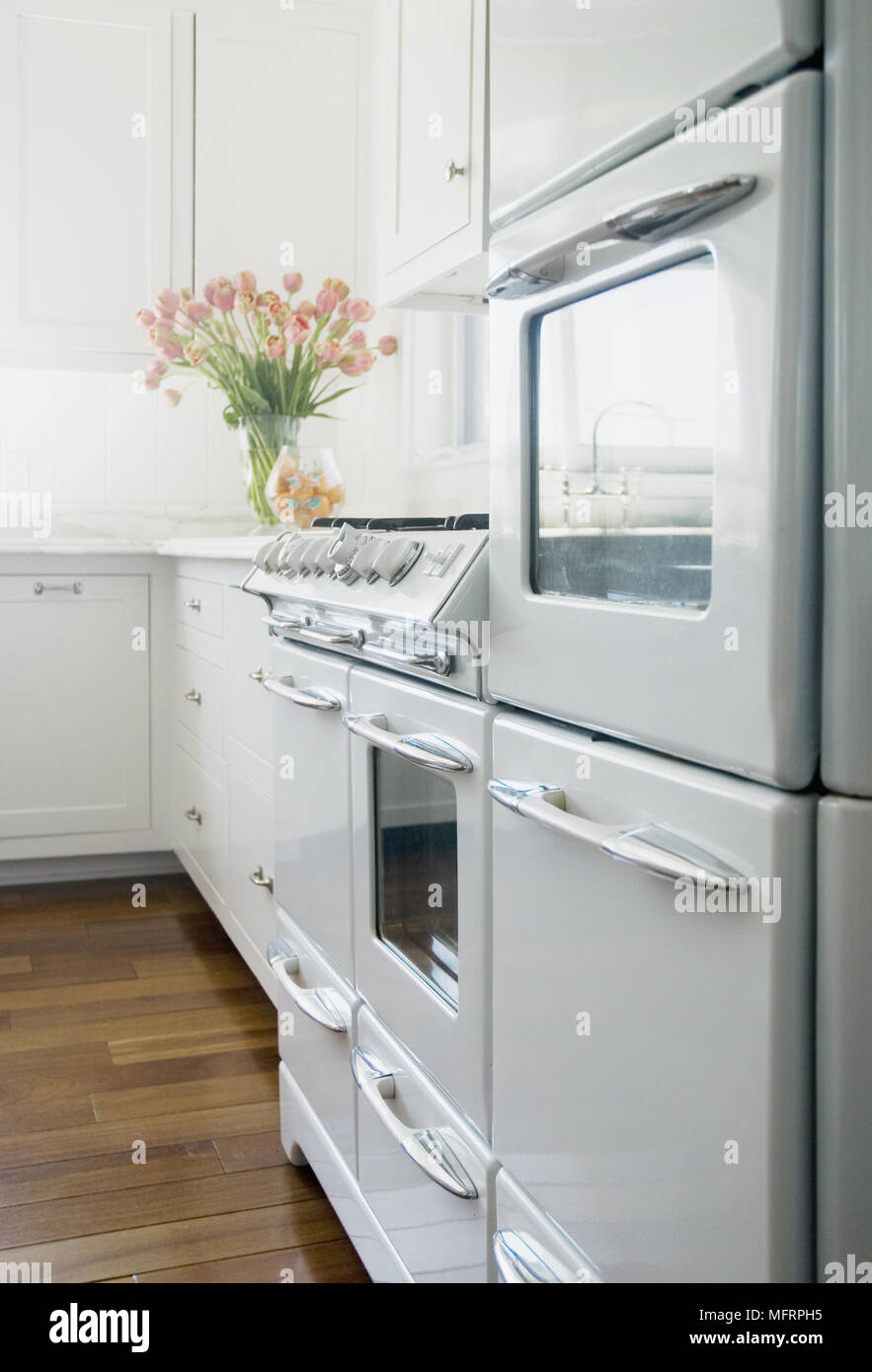 Range oven in modern white kitchen Stock Photo - Alamy