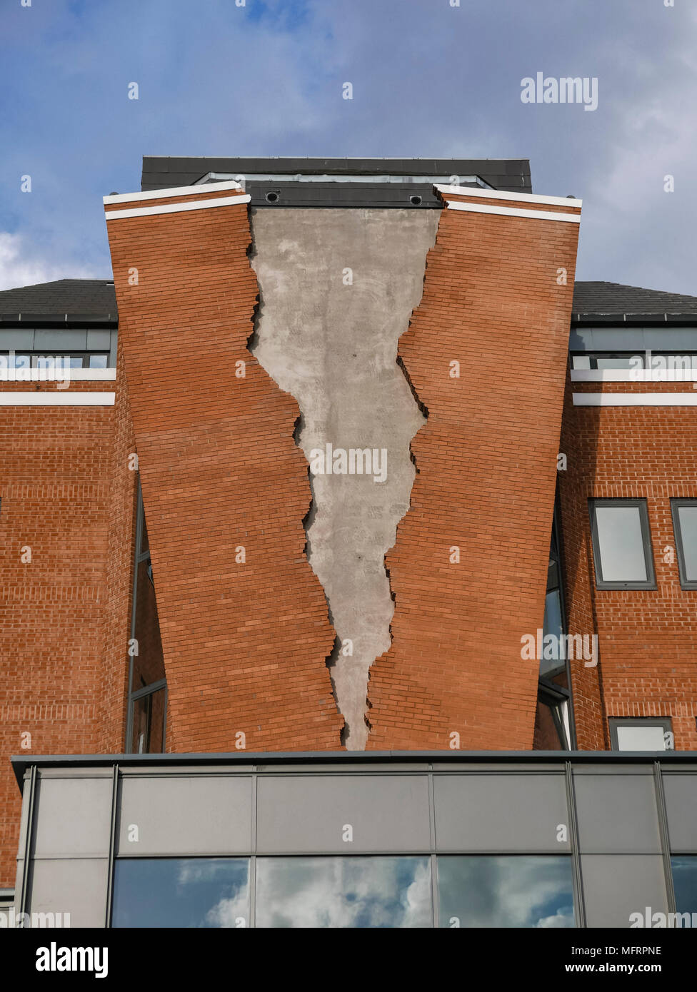 Crack in Building Stock Photo - Alamy