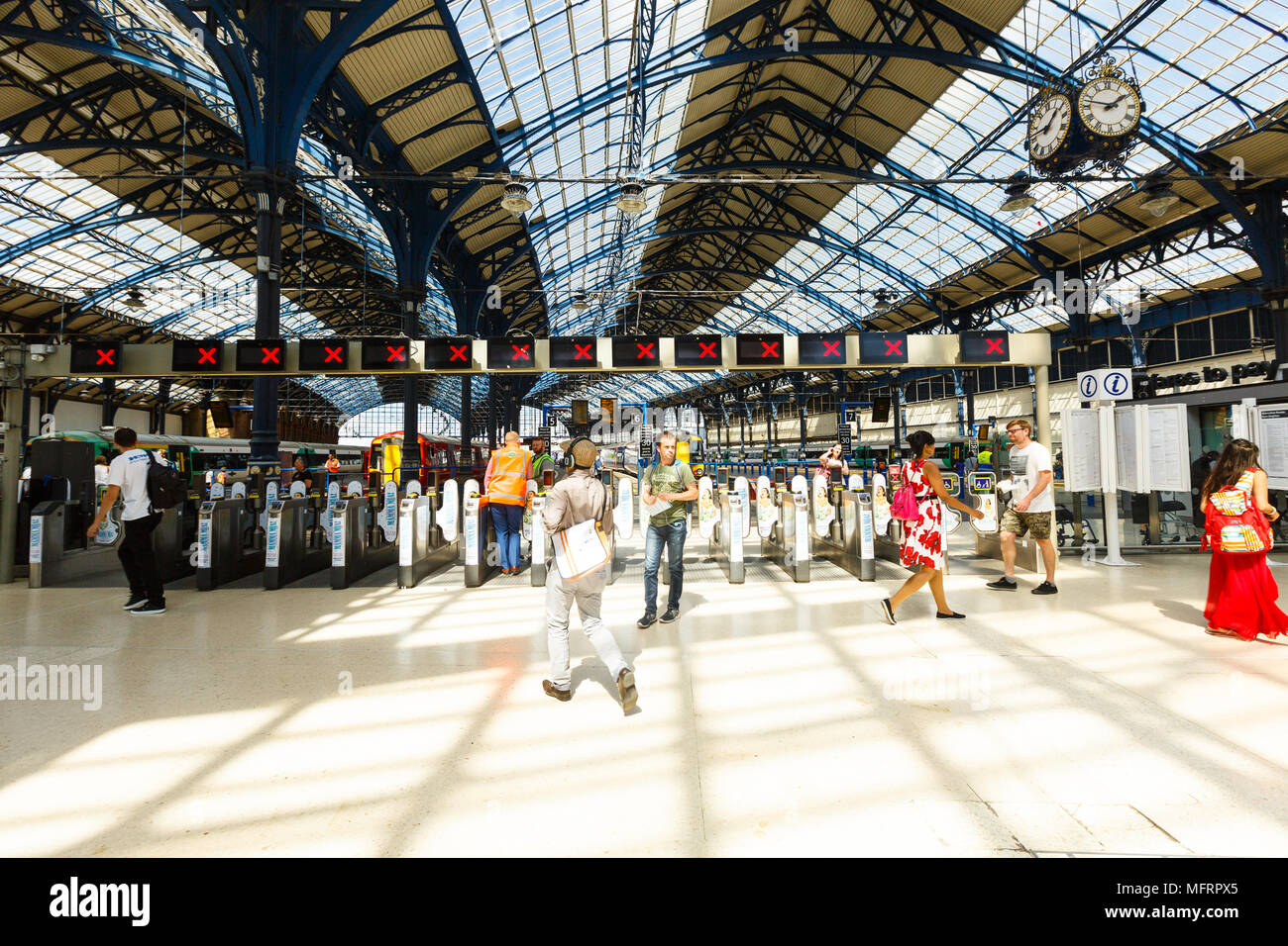 Brighton railway station entrance hi-res stock photography and images ...