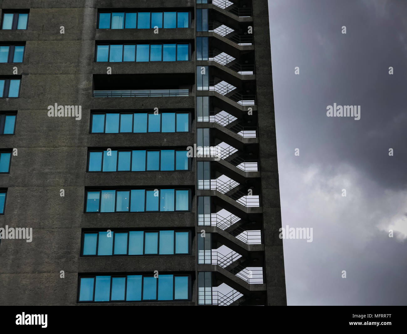 1970s office block london hi-res stock photography and images - Alamy