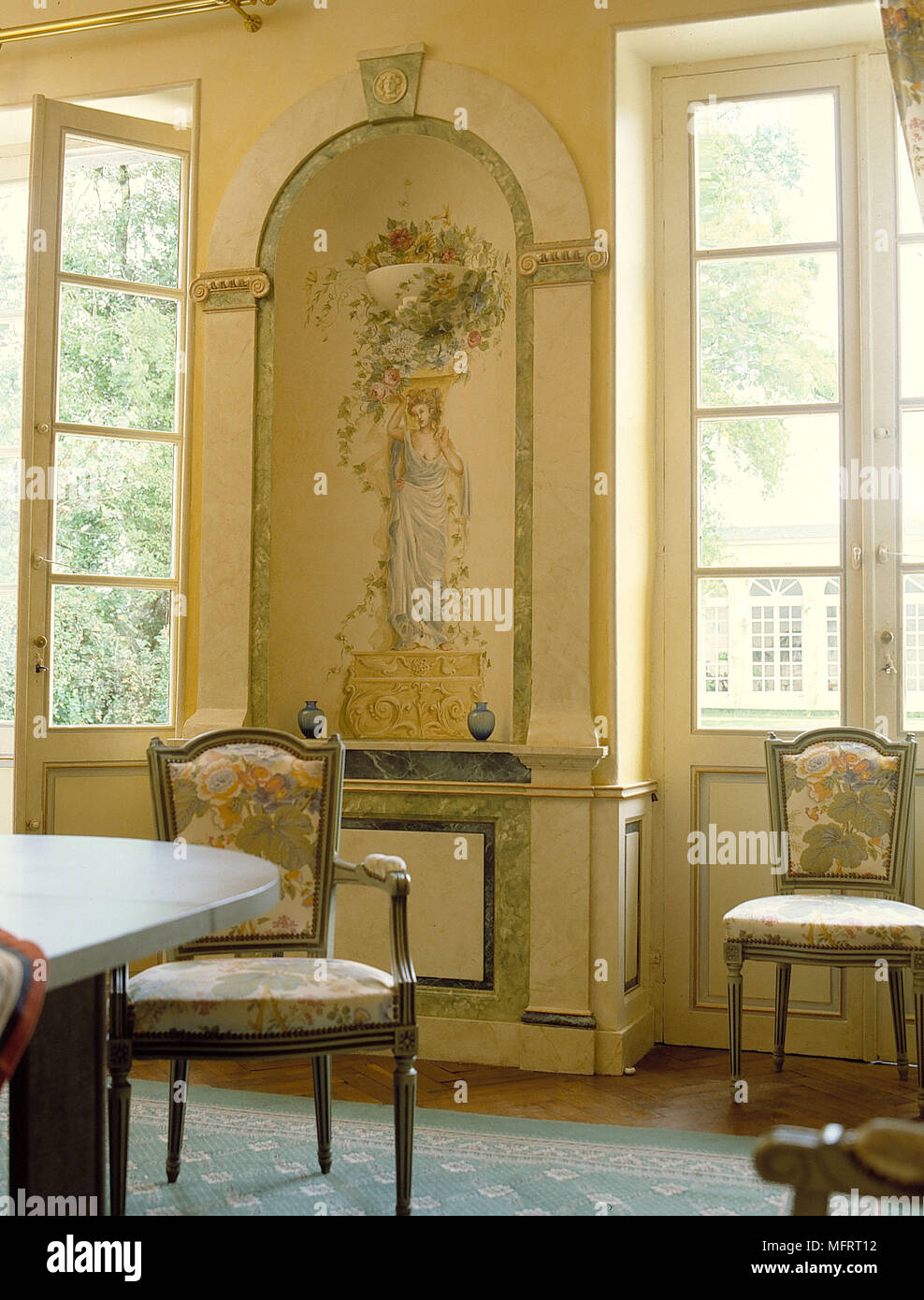 Decorative arched alcove between windows Stock Photo - Alamy