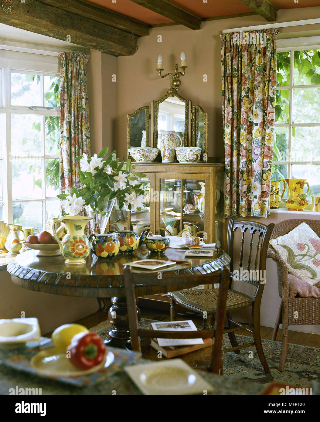 Chintz curtains hi-res stock photography and images - Alamy