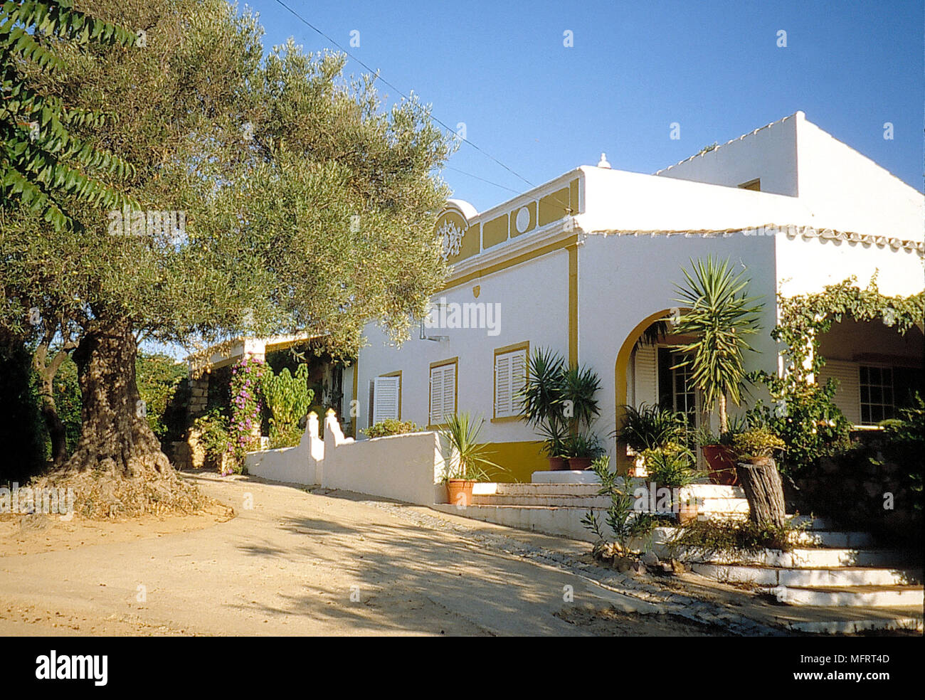 White painted villa hi-res stock photography and images - Alamy