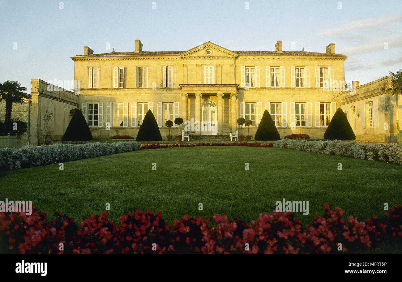 Formal topiary manor house hi-res stock photography and images - Alamy