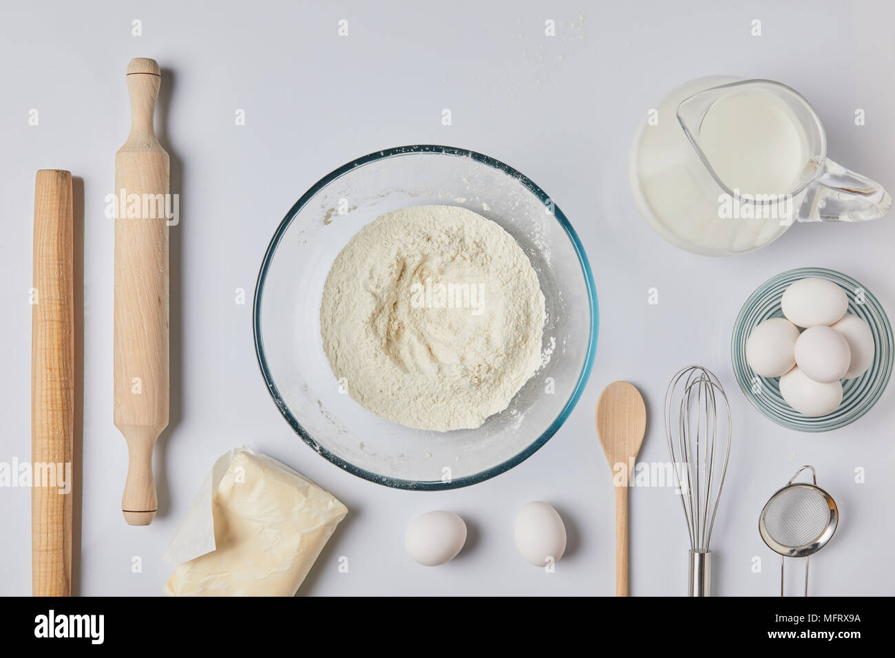 Flour on table hi-res stock photography and images - Alamy
