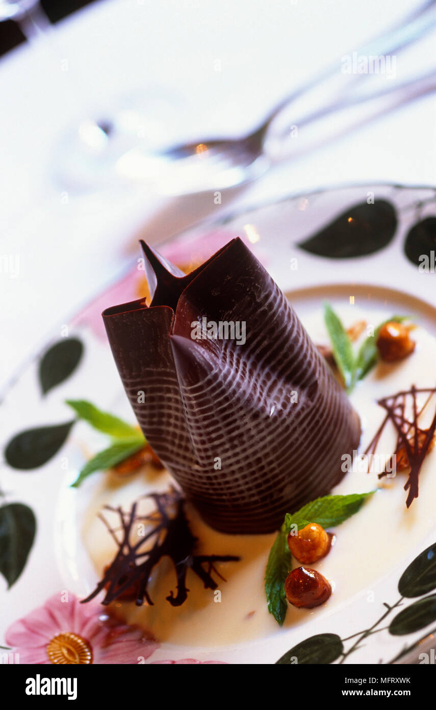 Flower pattern plate hi-res stock photography and images - Alamy