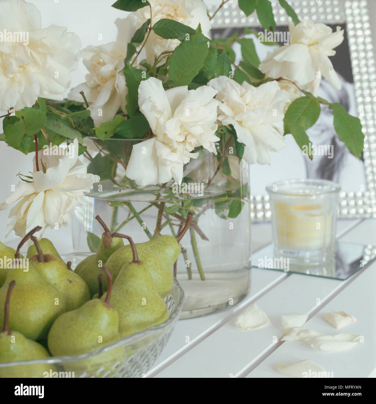 Roses in glass dish hi-res stock photography and images - Alamy