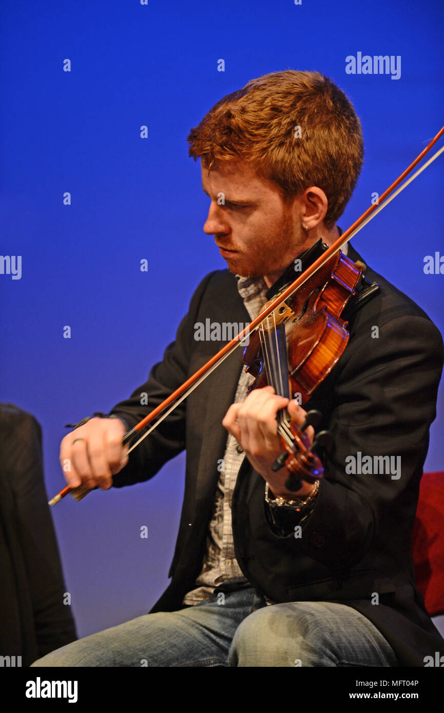 Fiddle player hi-res stock photography and images - Alamy