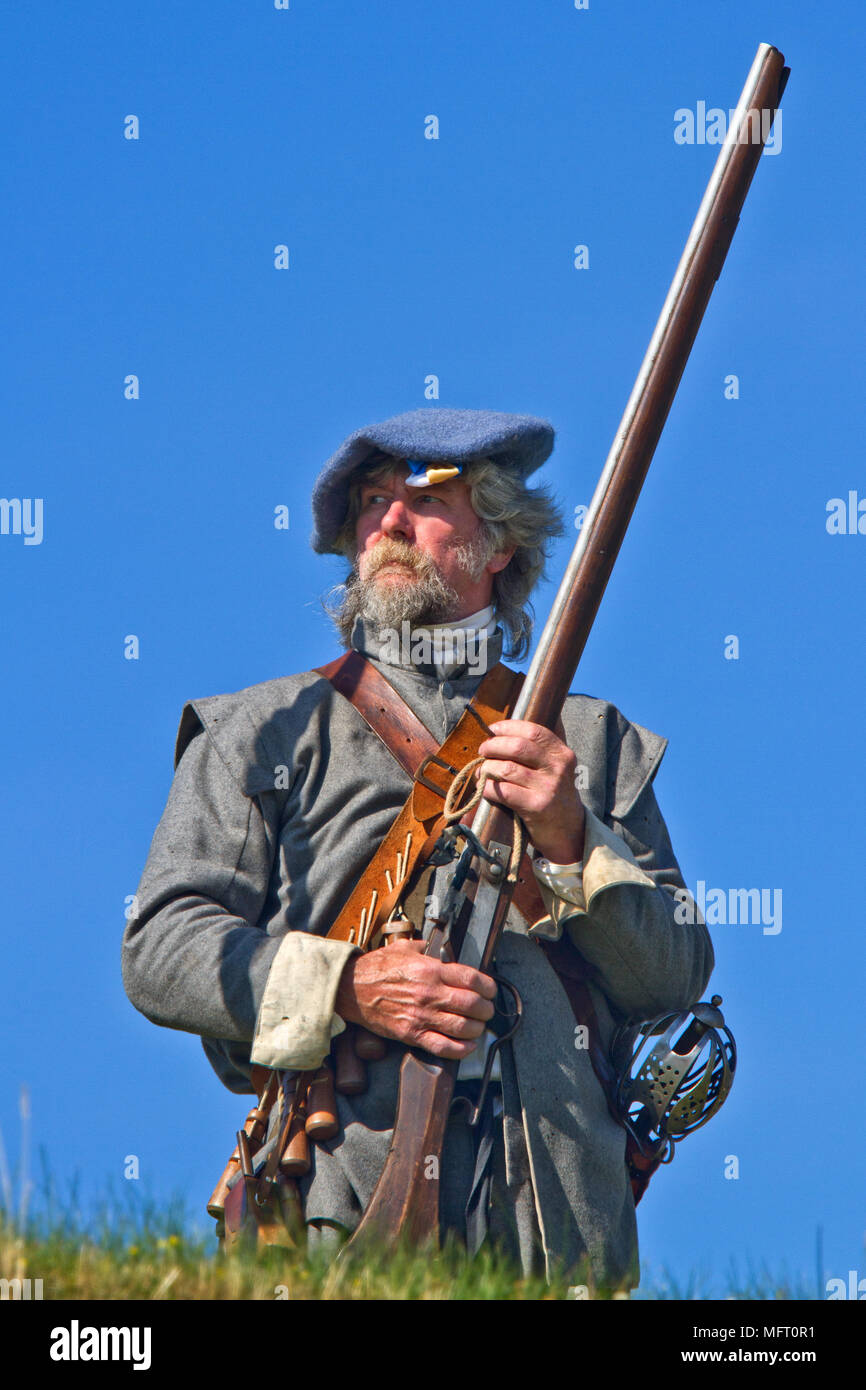 Man holding musket hi-res stock photography and images - Alamy