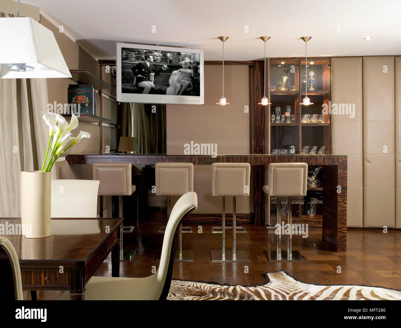 Horizontal bar mounted hi-res stock photography and images - Alamy