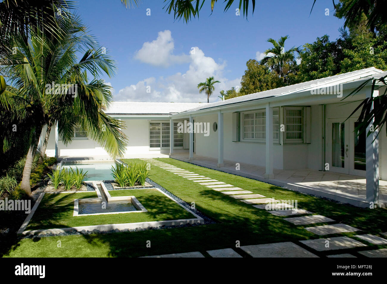 American single story house hi-res stock photography and images - Alamy