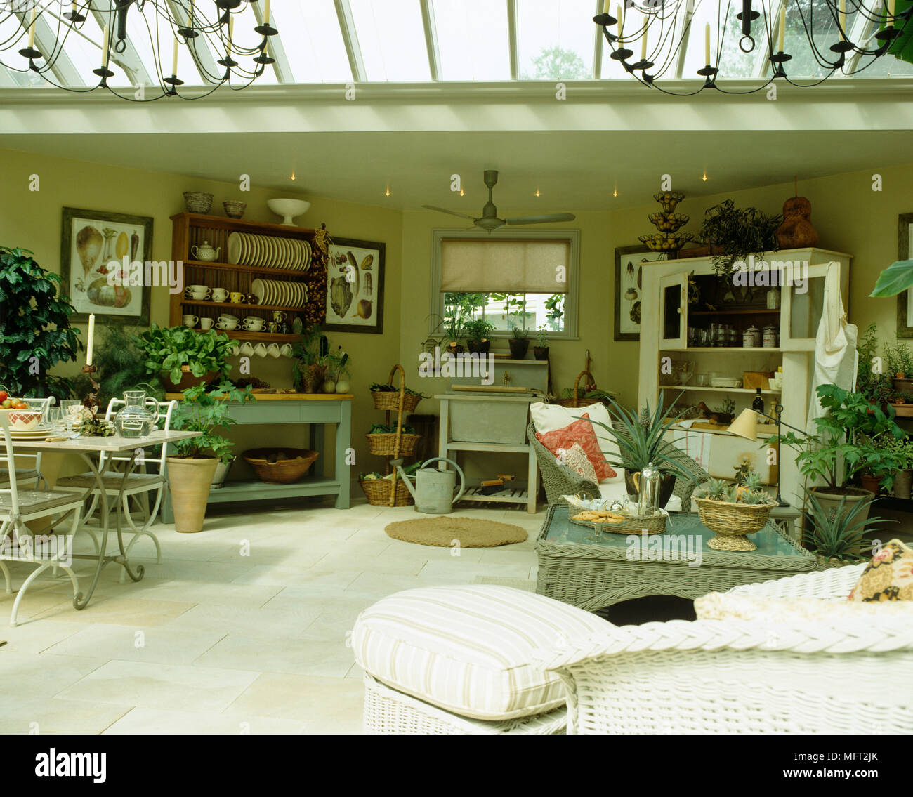 Dining table in conservatory hi-res stock photography and images - Alamy