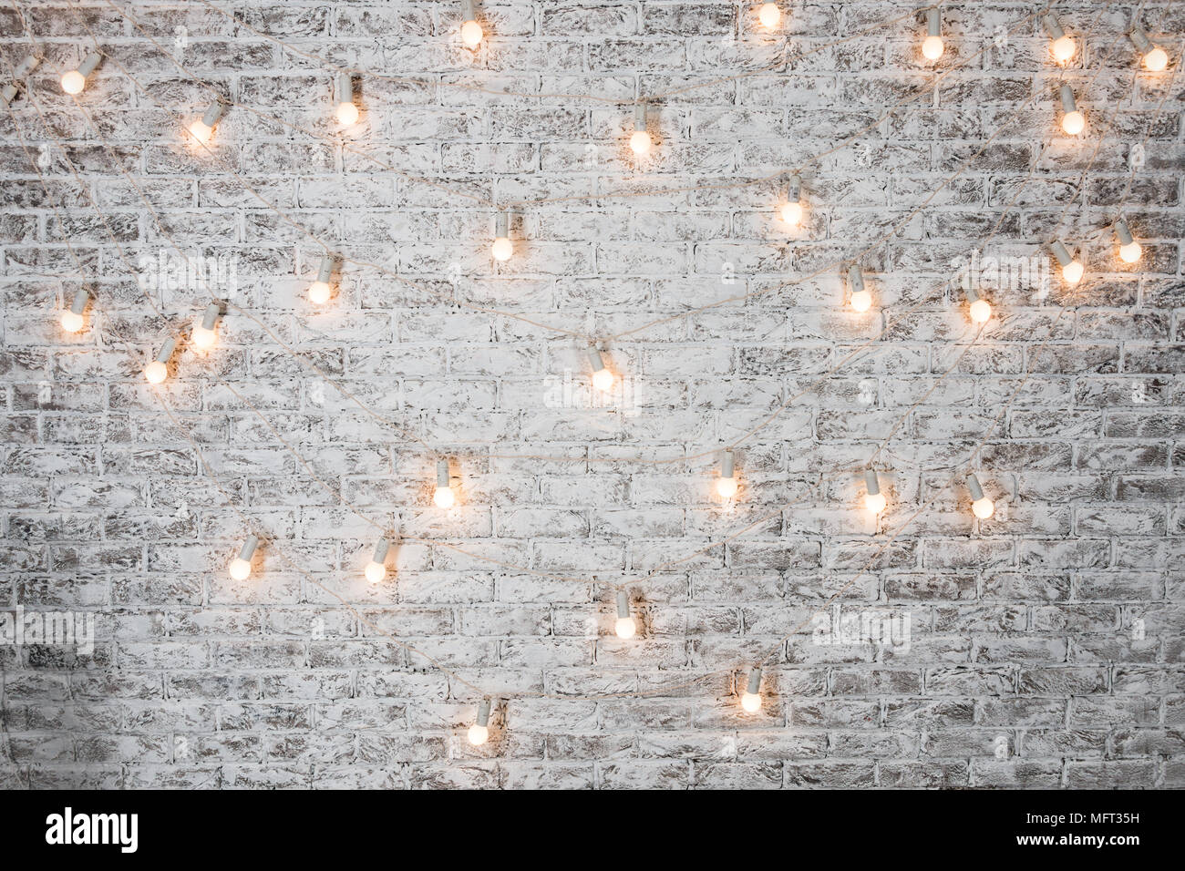 Light bulbs on white brick background. Vintage edison light bulbs ...
