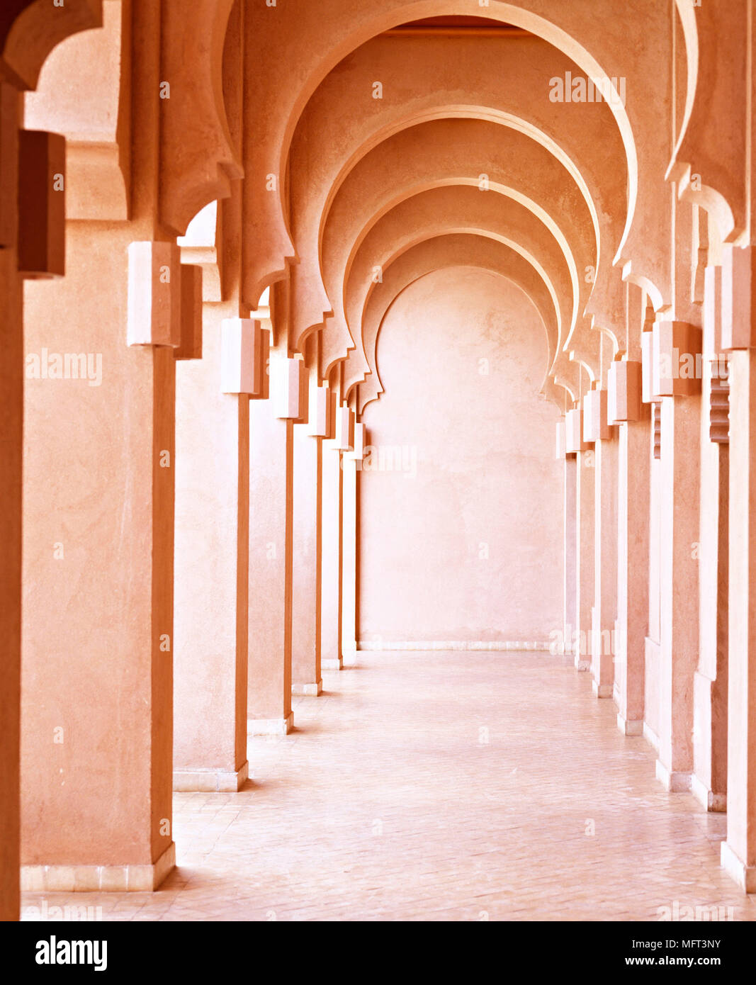 Cloistered walkway hi-res stock photography and images - Alamy