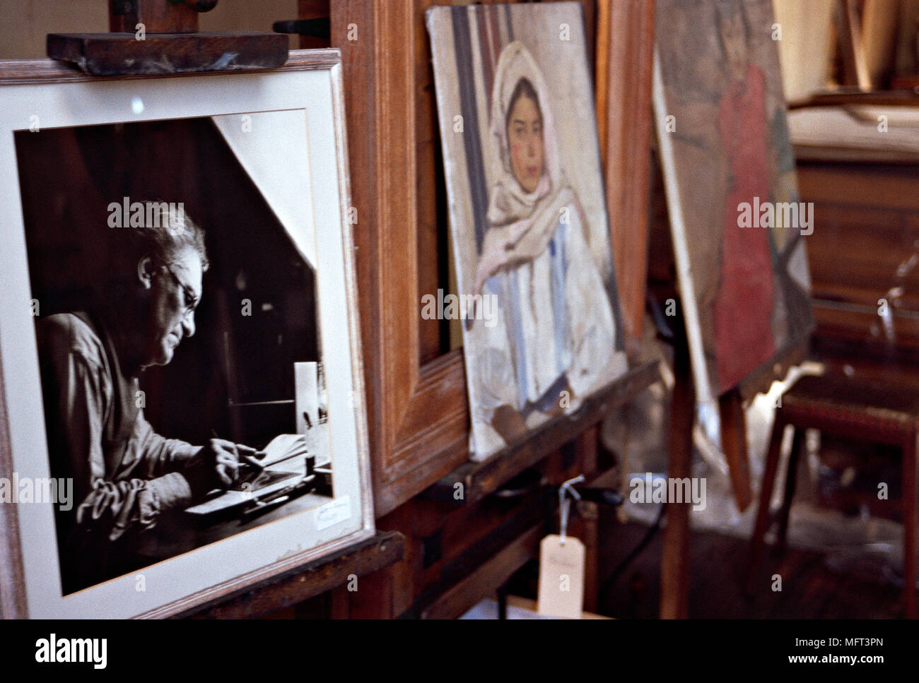 Portrait paintings on easels hi-res stock photography and images - Alamy