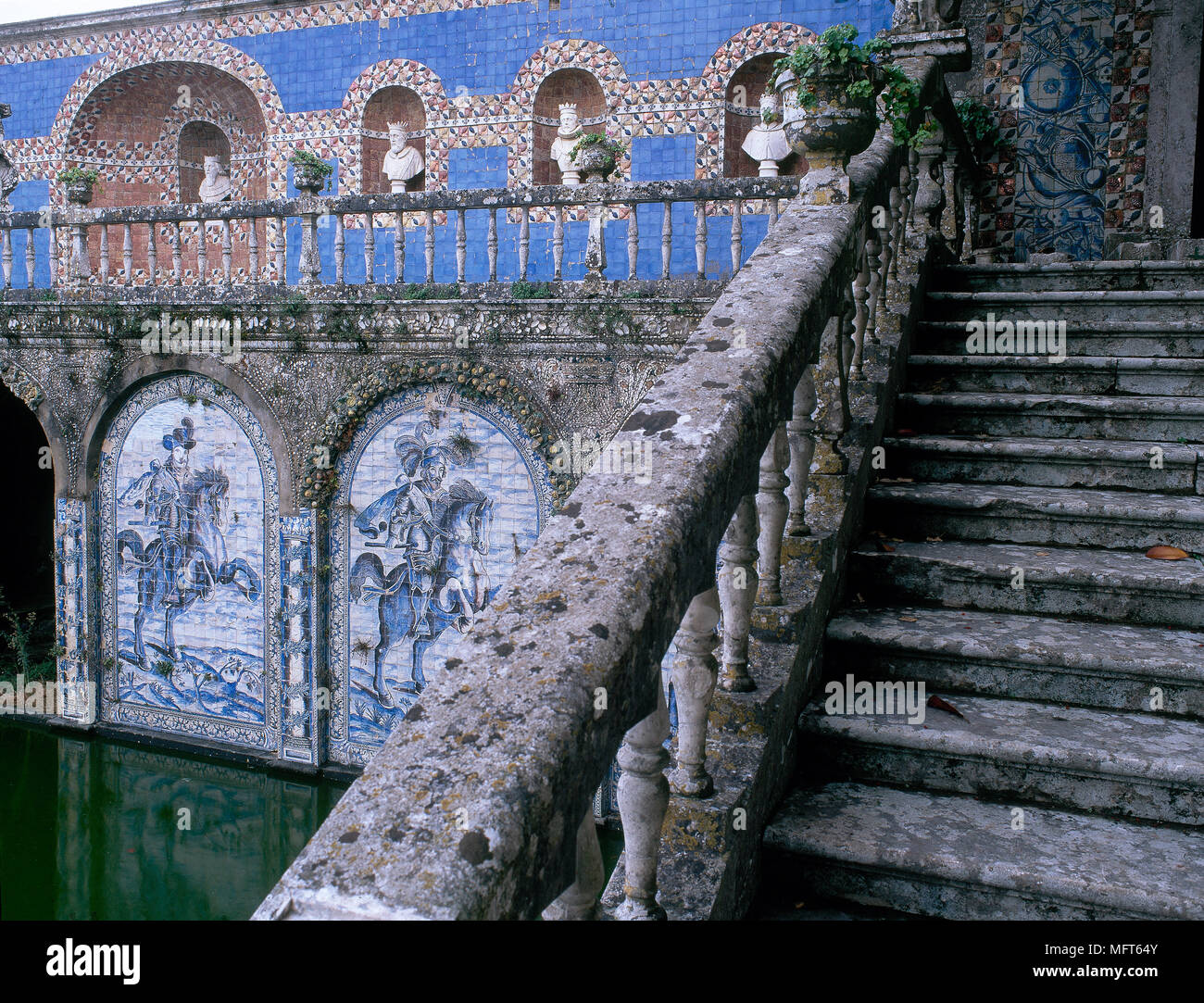 Statues in niches in wall hi-res stock photography and images - Alamy