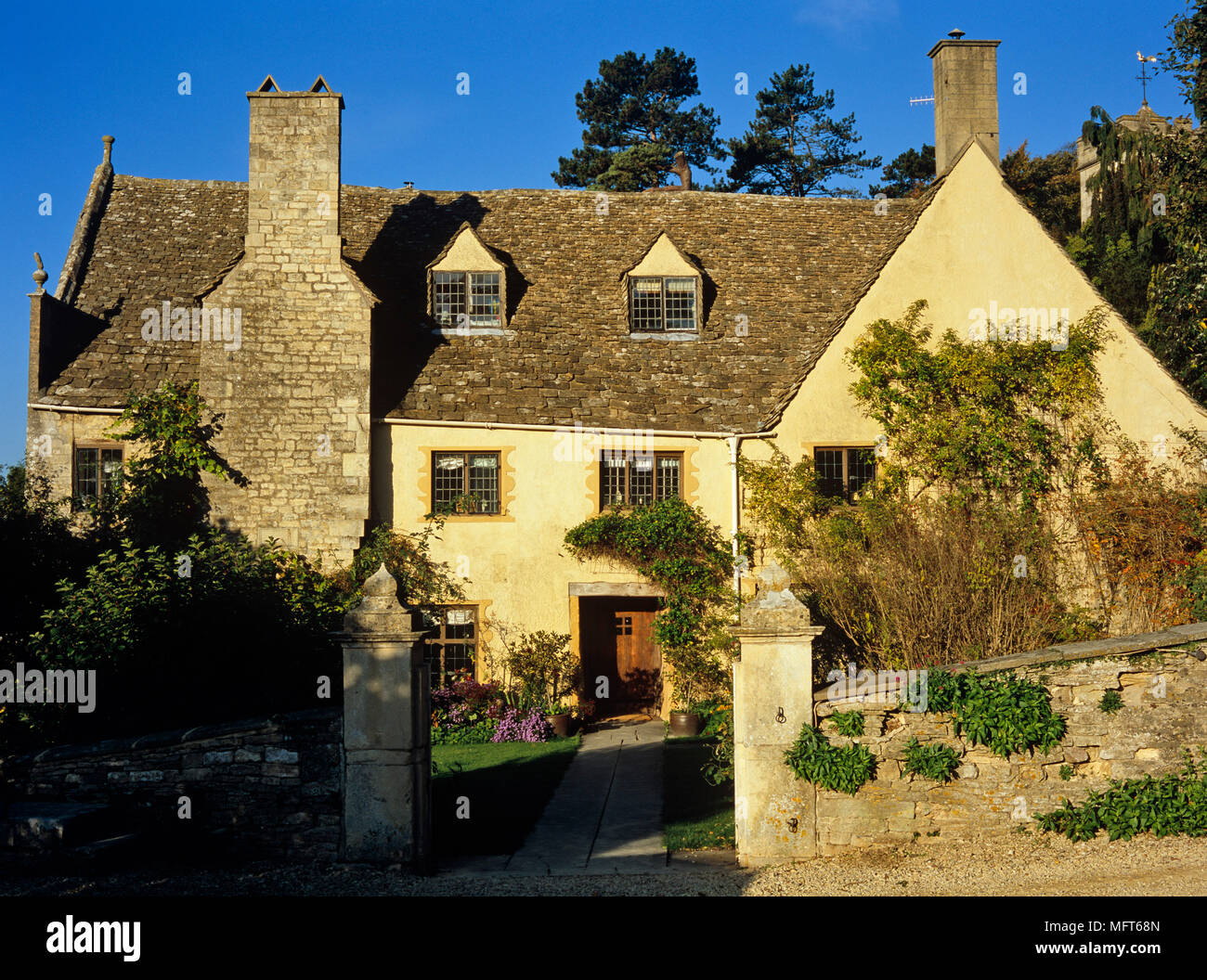 Cotswold stone house hi-res stock photography and images - Alamy