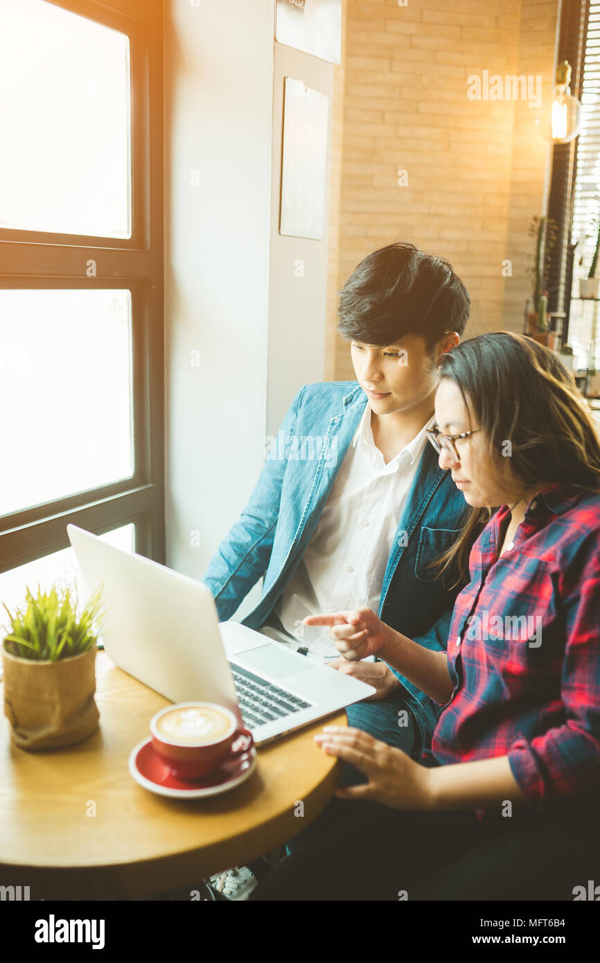 Couples work together hi-res stock photography and images - Alamy